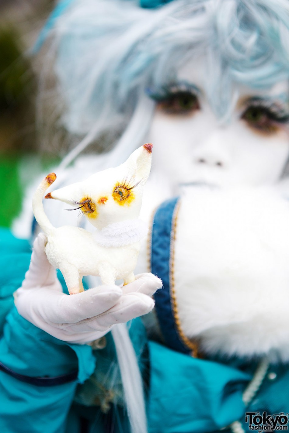 Shironuri Artist Minori in Blue & White w/ Faux Fur, Tassels & Tiny Cat ...