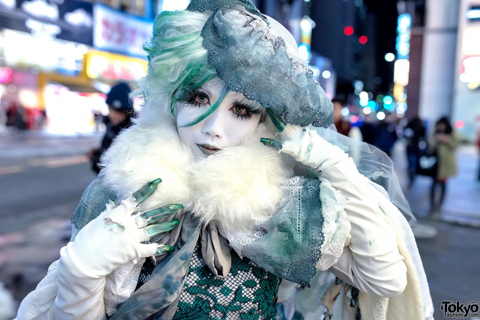 Japanese Shironuri Artist Minori in the Snow in Harajuku – Tokyo Fashion