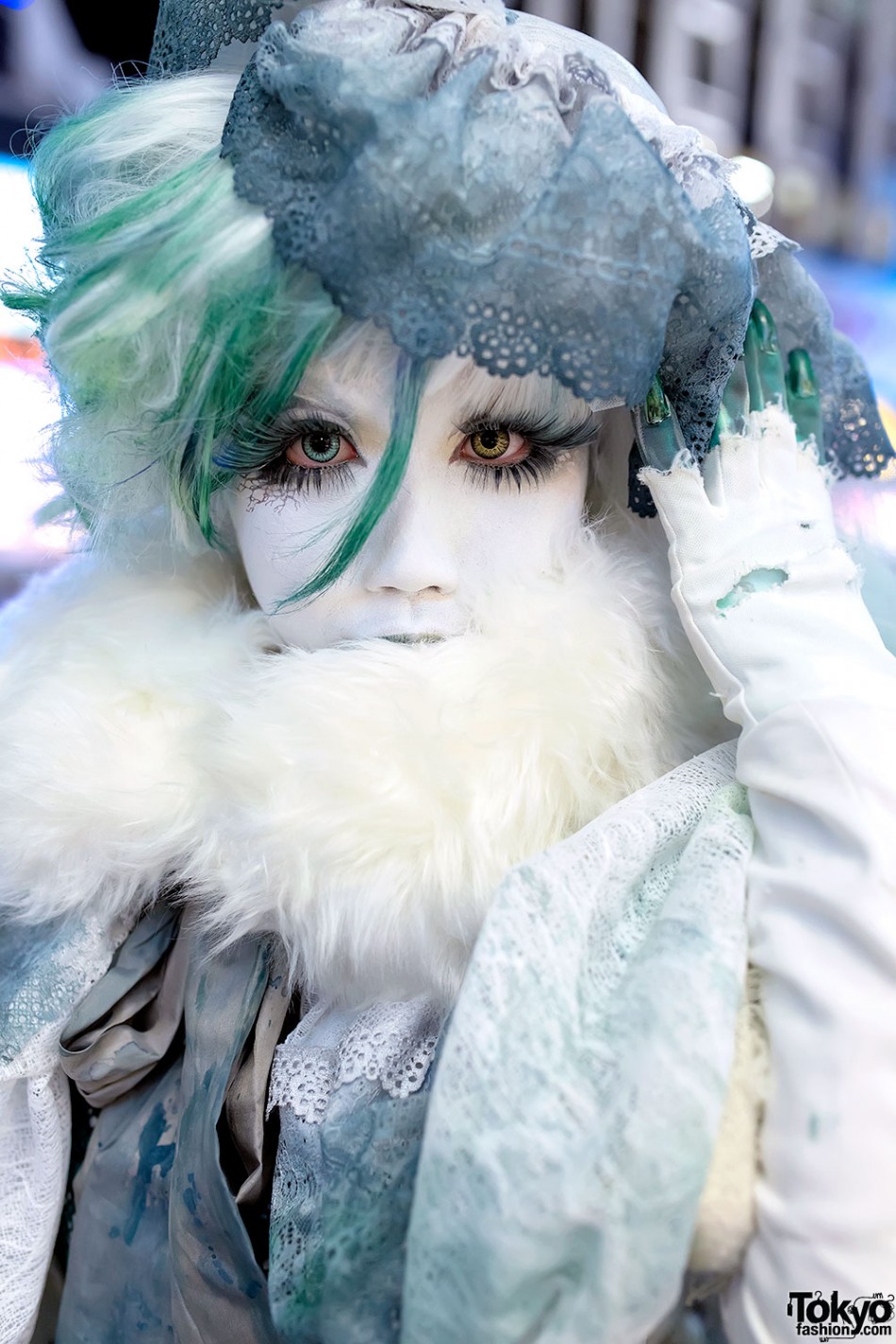 Japanese Shironuri Artist Minori in the Snow in Harajuku – Tokyo Fashion