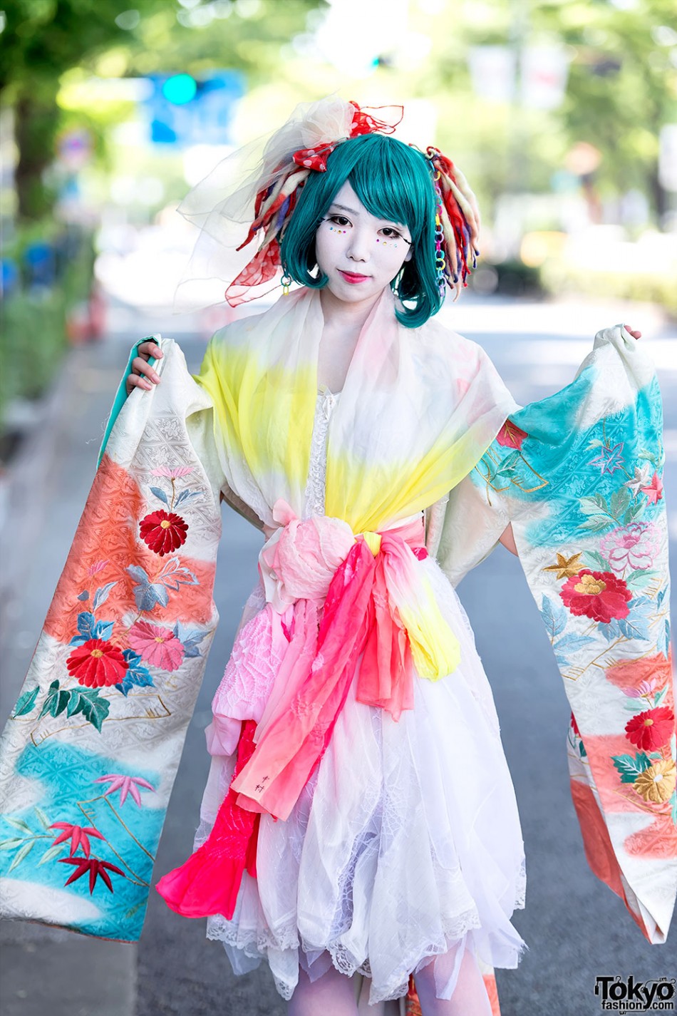 Harajuku Shironuri w/ Colorful Kimono Sleeve Dress & Geta – Tokyo Fashion