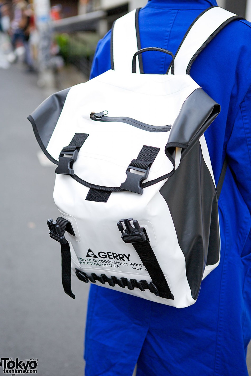 Harajuku Guy in White w/ Blue Beams Trench & Gerry Backpack – Tokyo Fashion