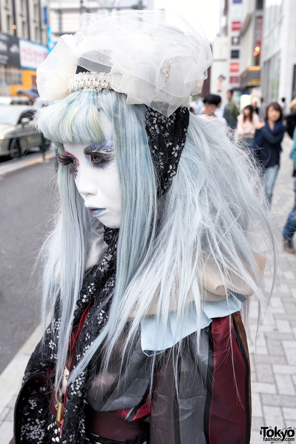 Shironuri Minori in Harajuku w/ Blue & Red Eye Makeup, Lace & Vintage ...