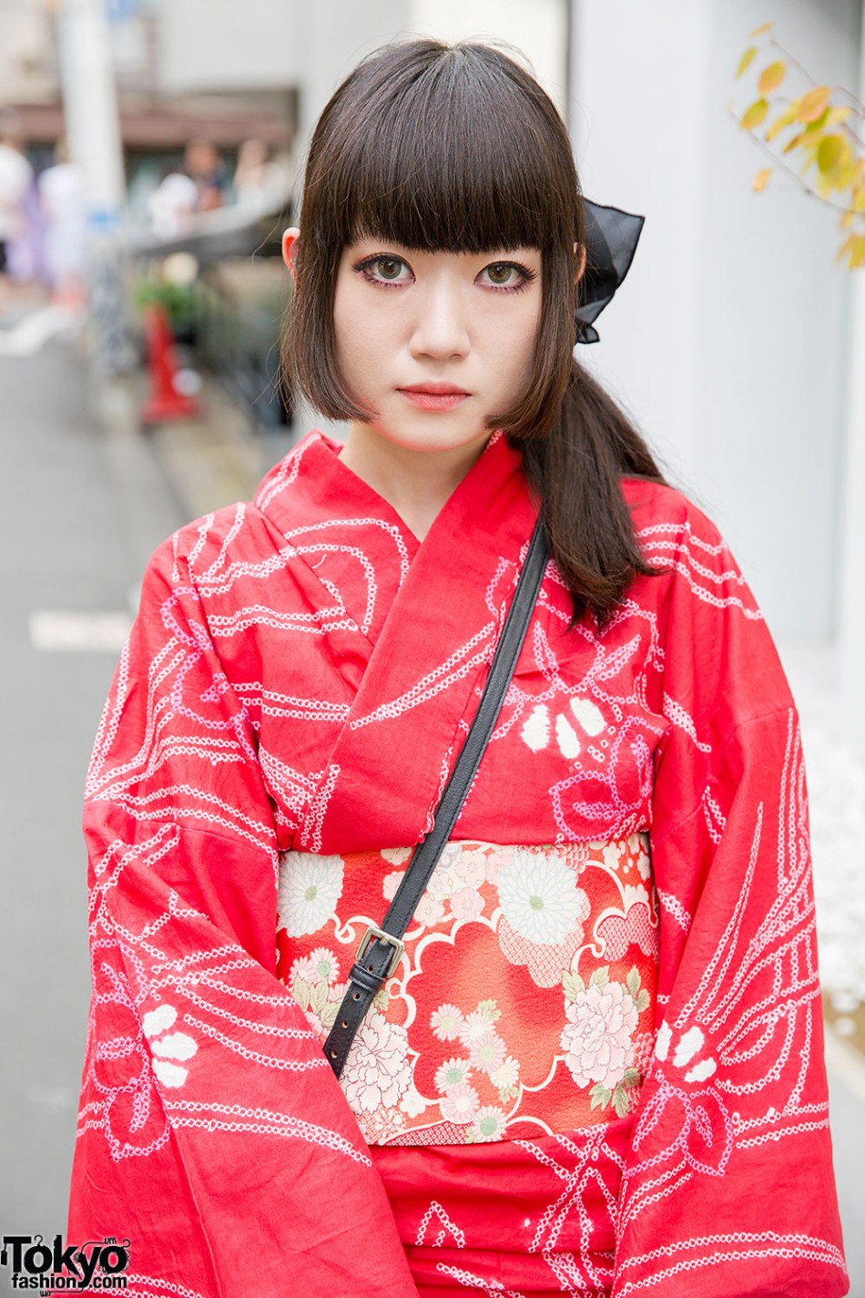 Red Yukata & Geta Sandals w/ Pill Earrings & Round Bag in Harajuku ...
