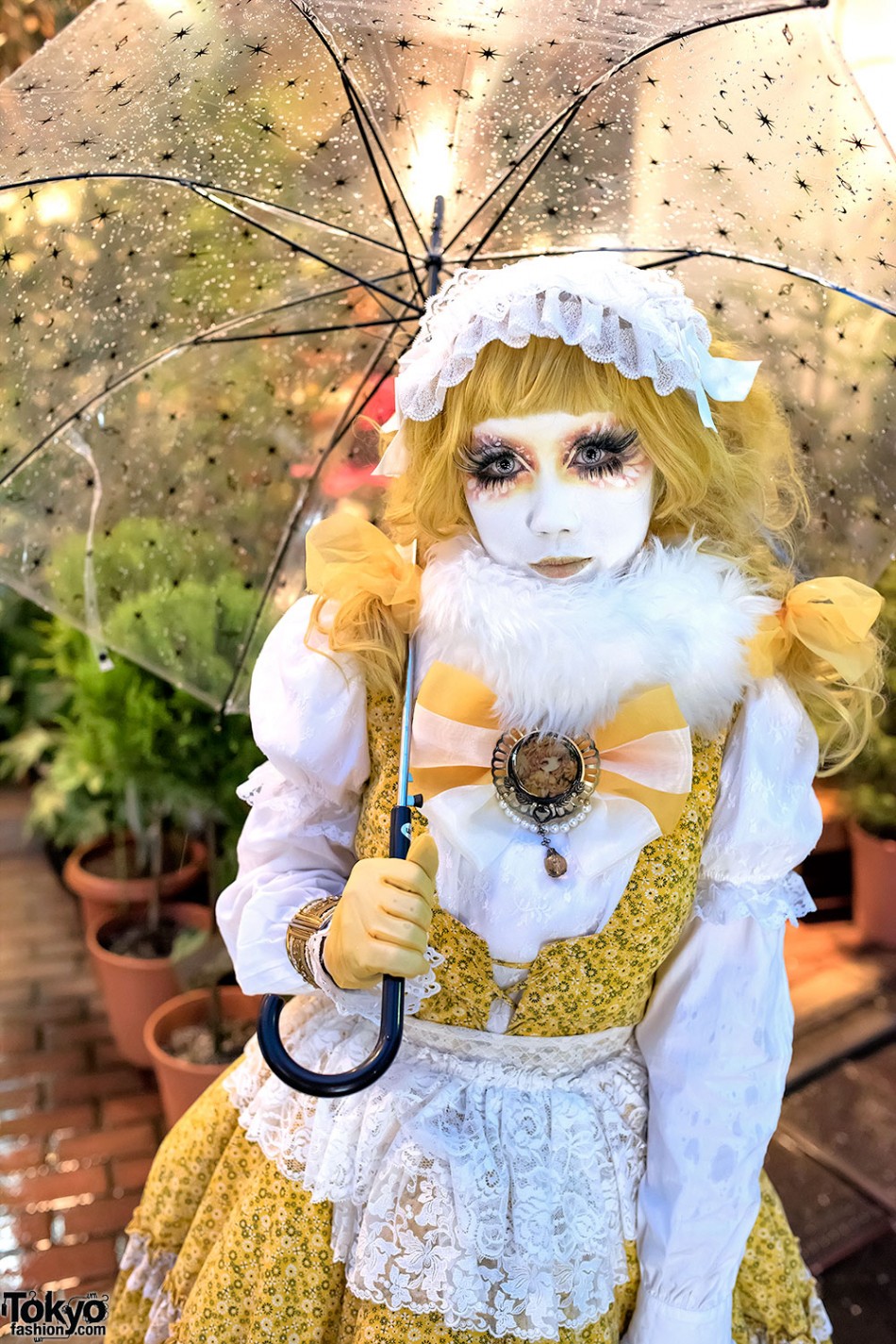 Shironuri Minori Wearing Yellow in the Rain in Harajuku – Tokyo Fashion
