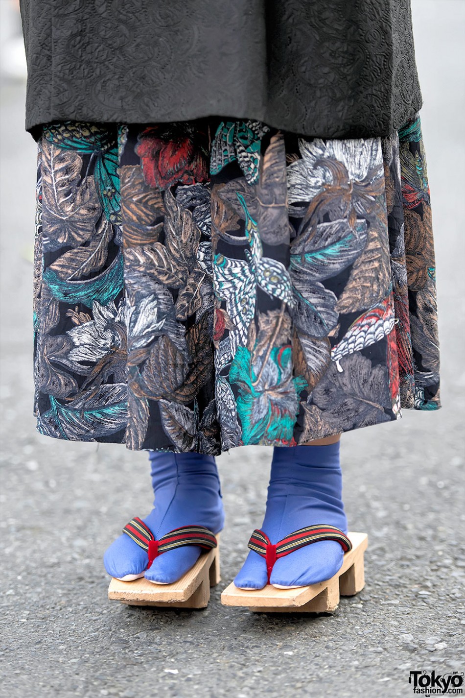 Harajuku Girl in Vintage Kimono Jacket, Geta Sandals & Short Hairstyle ...