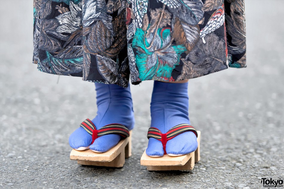 Harajuku Girl in Vintage Kimono Jacket, Geta Sandals & Short Hairstyle ...