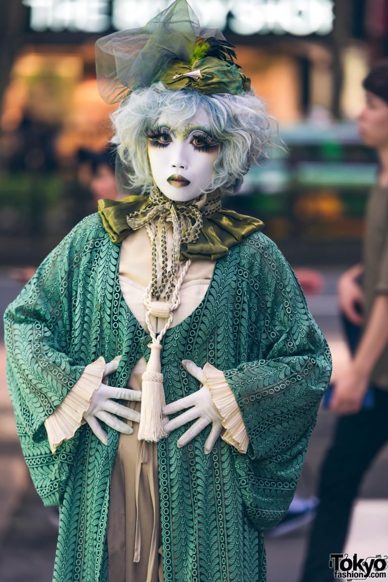 Japanese Shironuri Artist Minori in Harajuku w/ Green Vintage ...