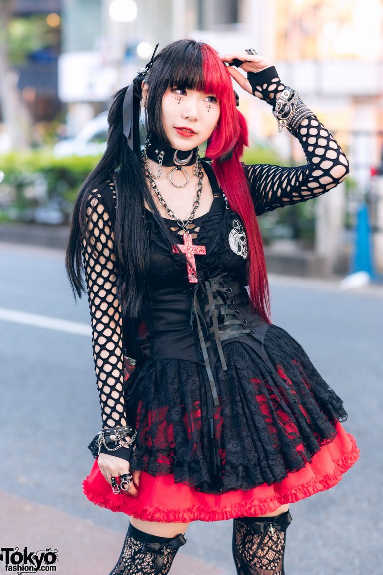 Gothic Harajuku Street Styles w/ Two-Tone Hair, Corset Belt ...