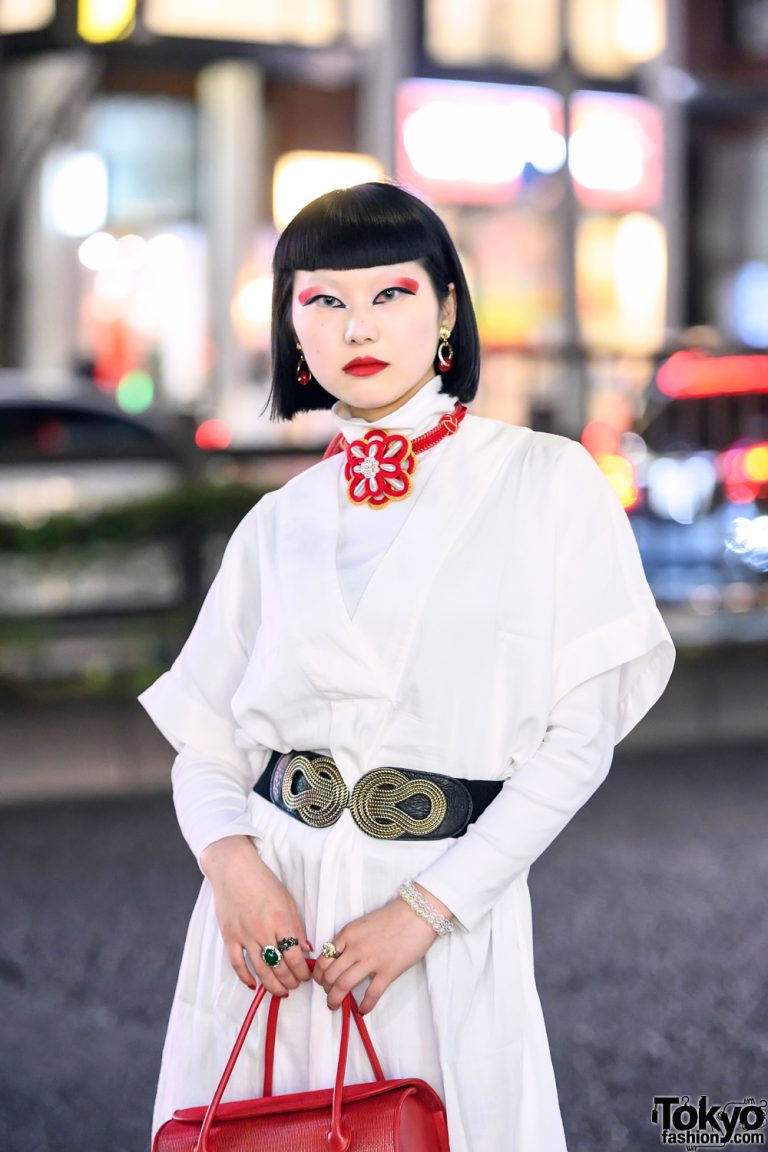 Japanese Fashion & Beauty YouTuber w/ Bob Hairstyle, Red Eye Makeup ...